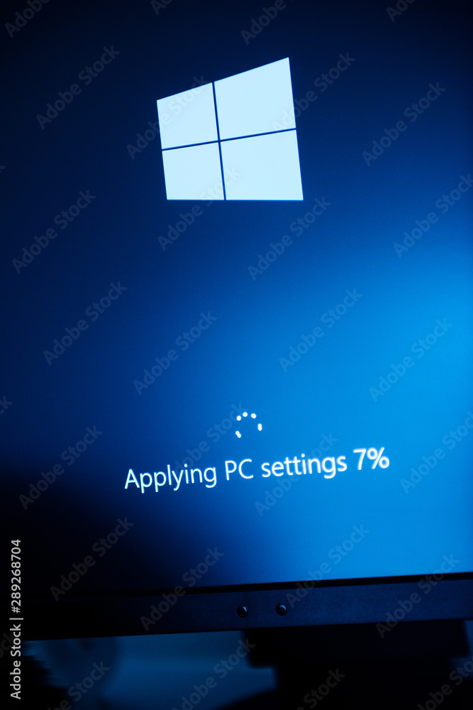 Fotka „LONDON, UNITED KINGDOM - FEB 13, 2015: Applying PC settings and ...