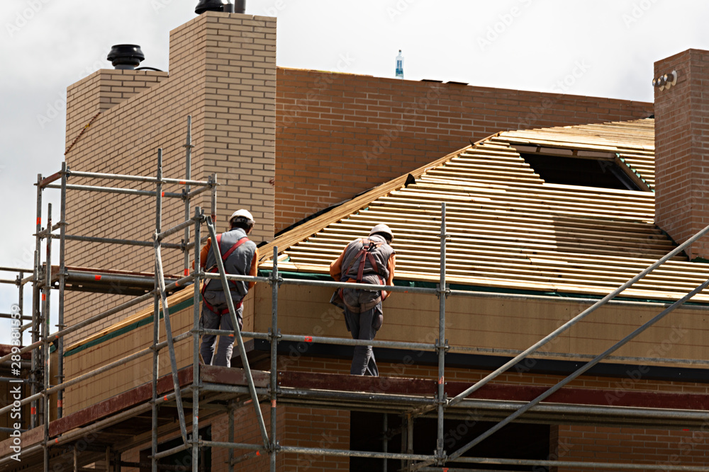 Obreros trabajando en la construcción de un edificio. Stock Photo ...