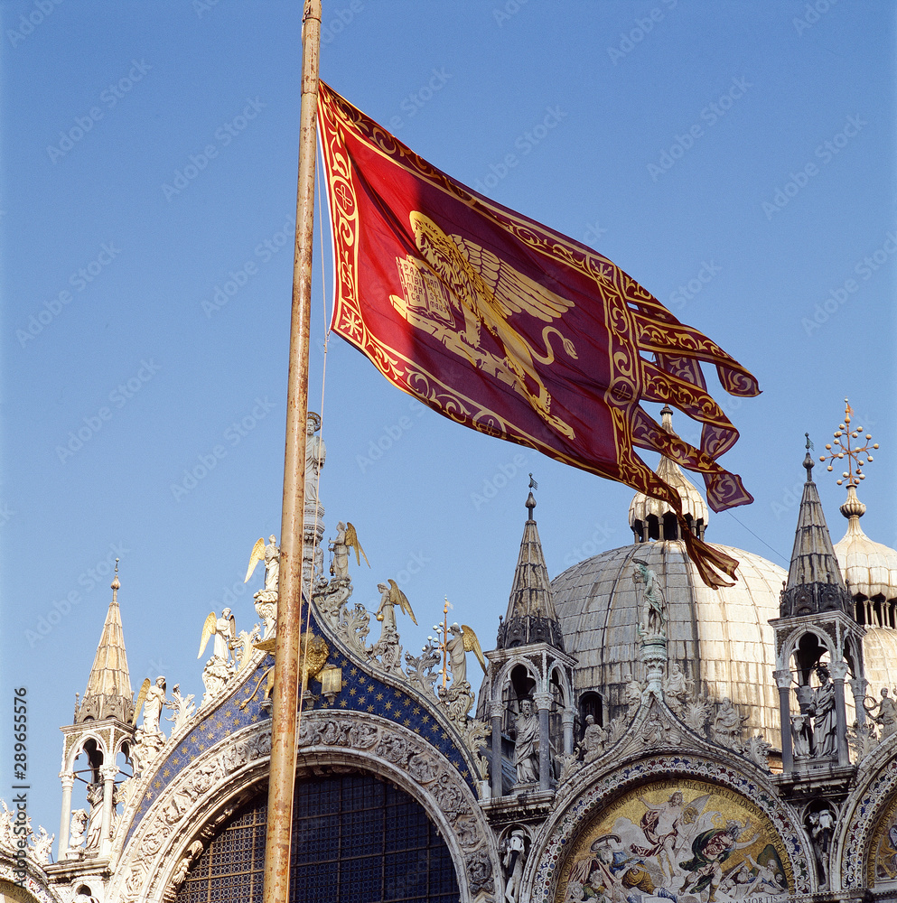 Gonfalone con il leone di San Marco davanti alle guglie della Basilica ...