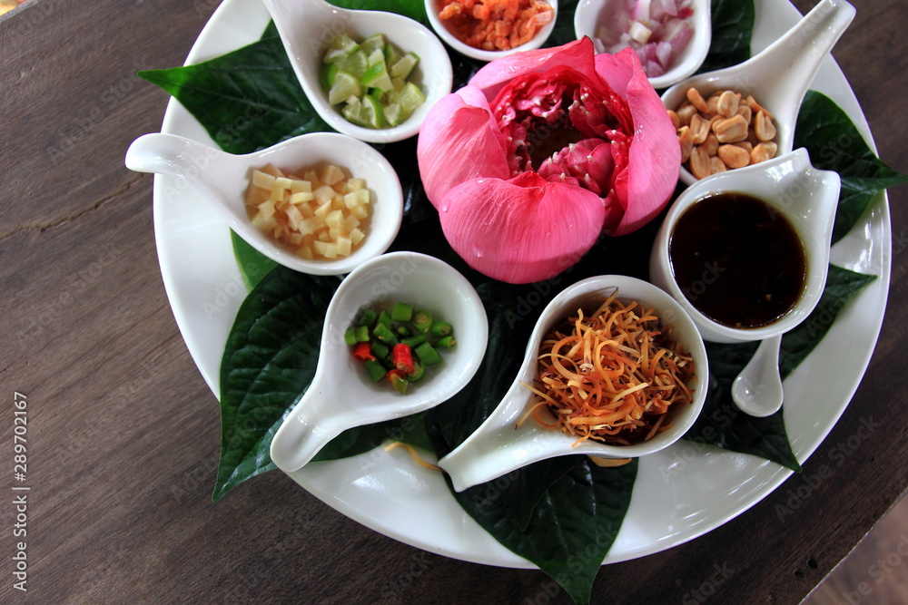 Foto de Miang kham or miang kam is a traditional Southeast Asian snack ...