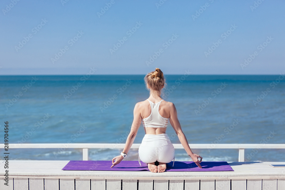 Sporty young woman doing seiza exercise, vajrasana thunderbolt pose ...