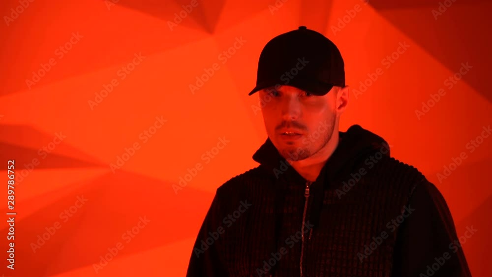 Vidéo Stock Rapper guy rap in front of the camera on a red background ...