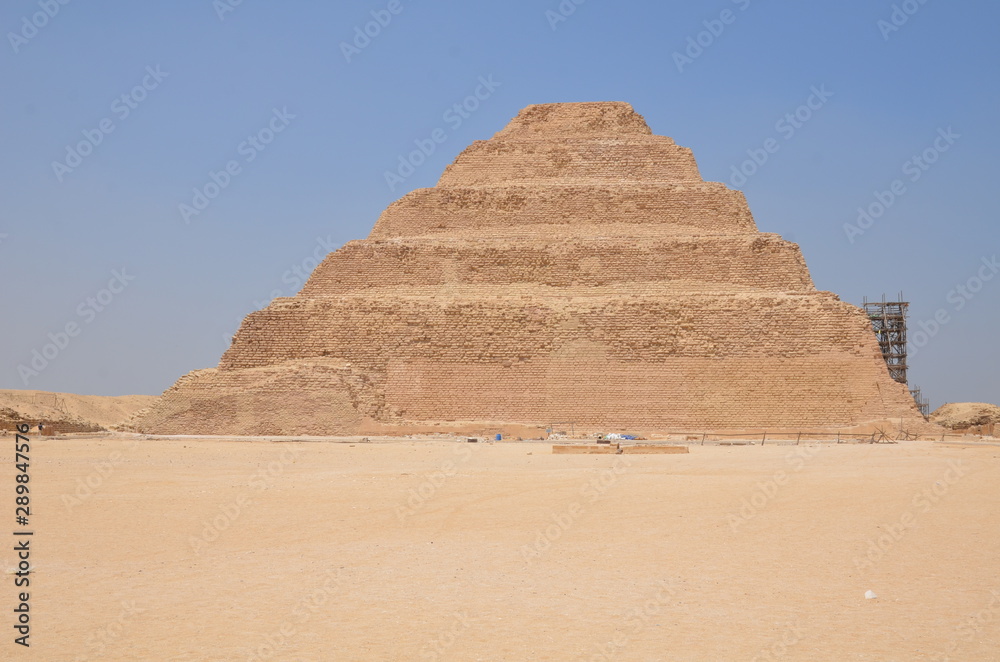 SAQQARAH PYRAMIDE A DEGRÉS DU PHARAON DJESER 2700 AV J.C EGYPTE Stock ...