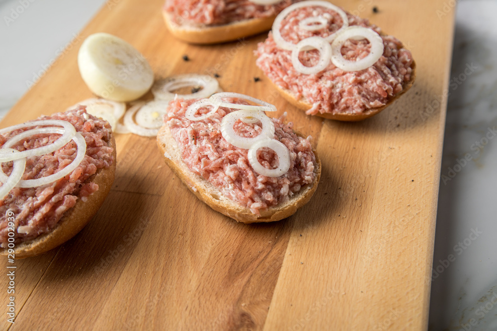 Deutsche Mettbrötchen mit rohen Schweine Mett, Brötchen, Butter ...
