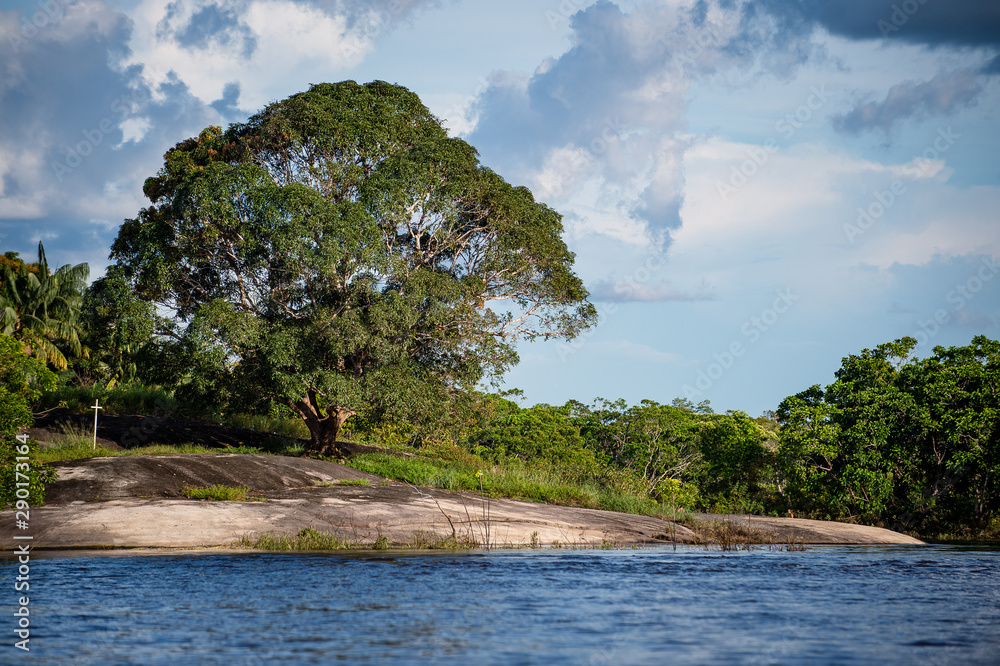 Rio Inirida en Guainia Colombia, reflejos en el agua, atardeceres en el ...