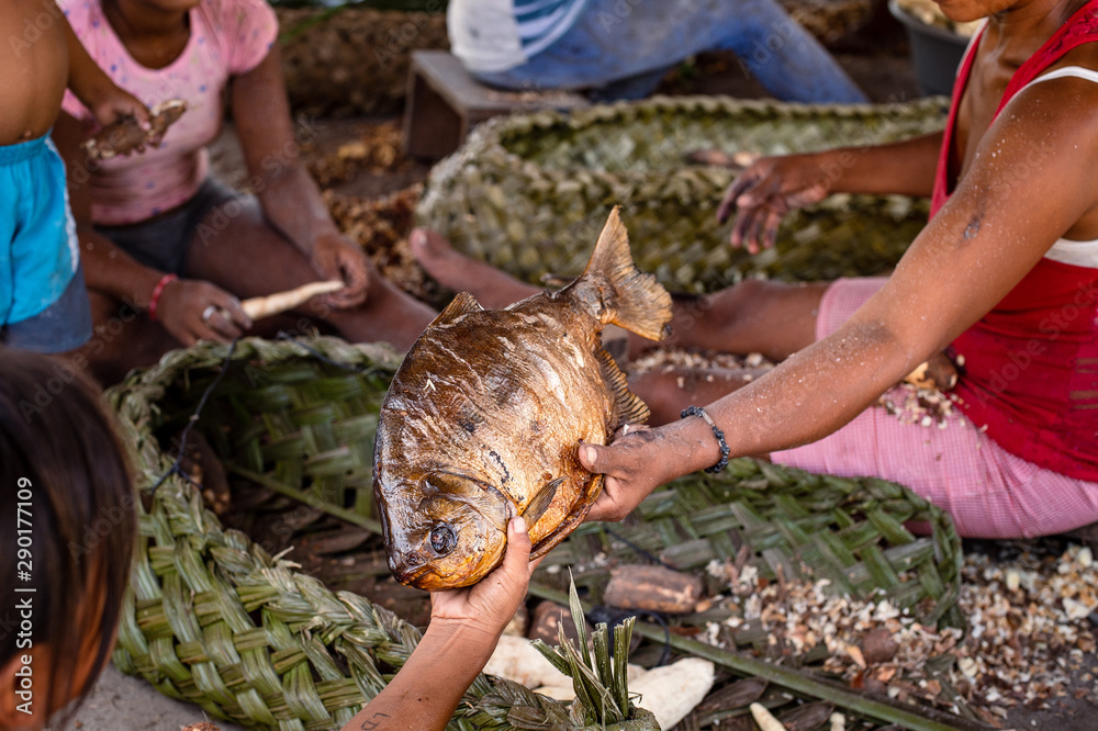 Pez y Yuca Brava, alimentos tipicos de los indigenas en Inirida Guainia ...
