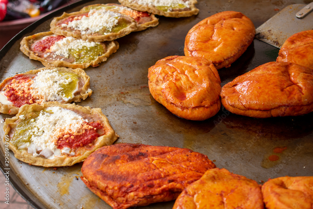 Comida mexicana: comal con sopes con queso y salsa picante, más ...