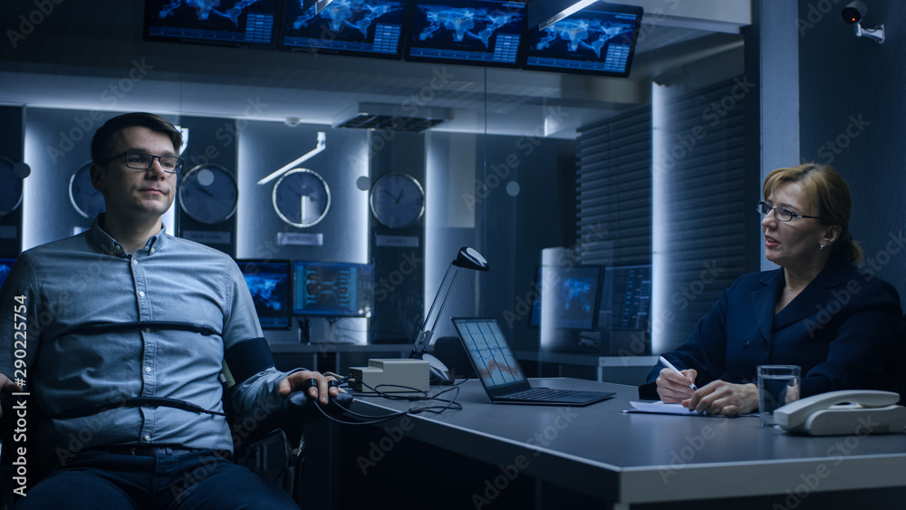 Foto de Female Special Agent Conducts Lie Detector Test on a Young ...