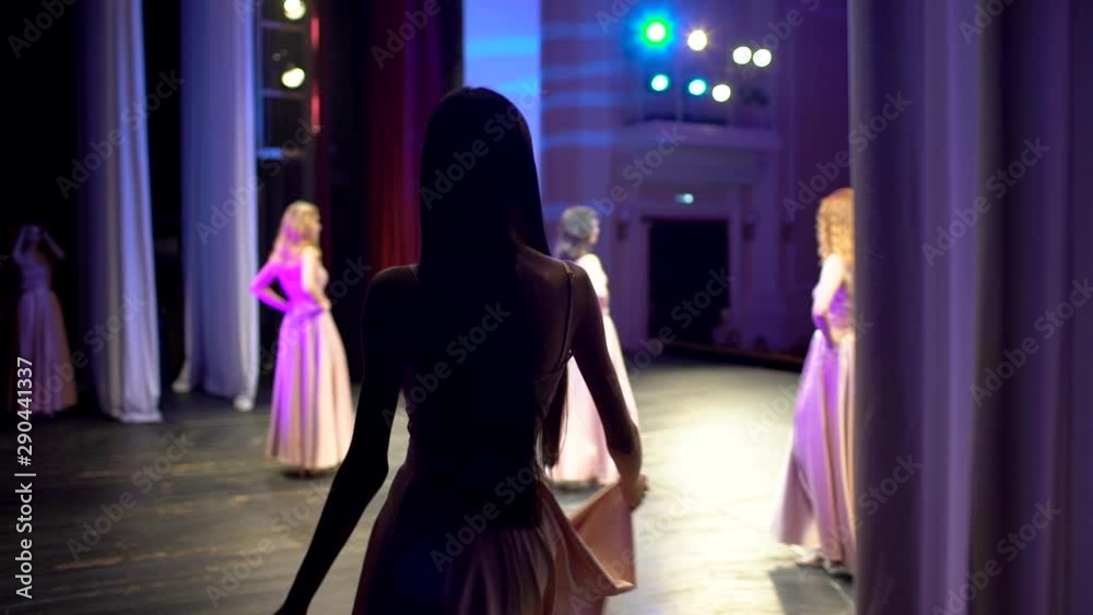 Vidéo Stock model backstage coming on stage. Woman young female girl ...