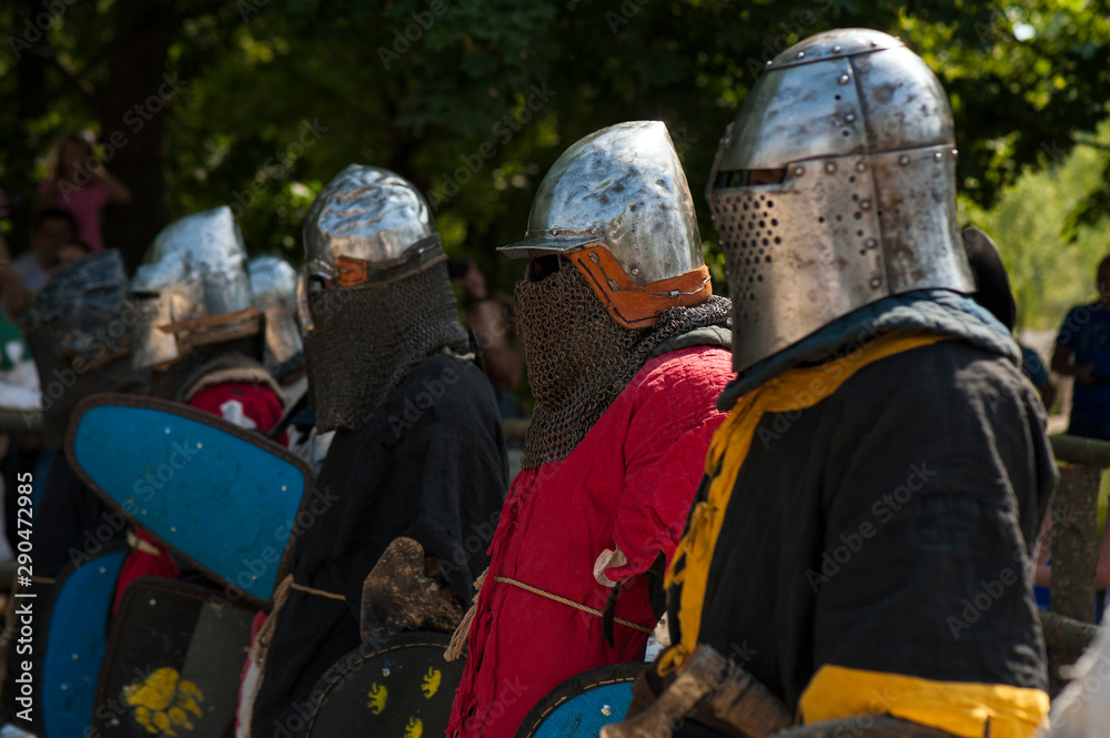 Foto de Knights in full armor are fighting in the arena. Medieval ...