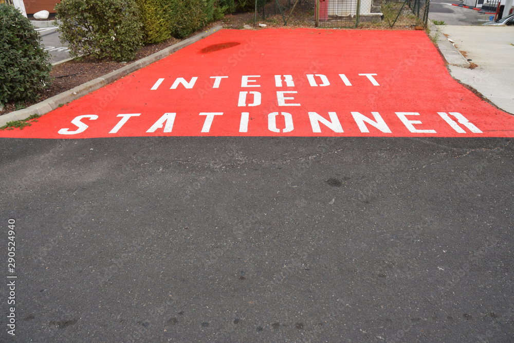 Signalisation horizontale interdit de stationner Stock Photo | Adobe Stock