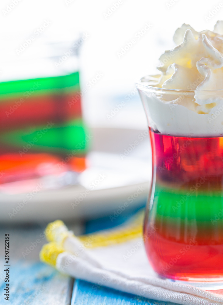 Galaretka owocowa. Smaczny deser. Kolorowe jedzenie. Deser z bita ...