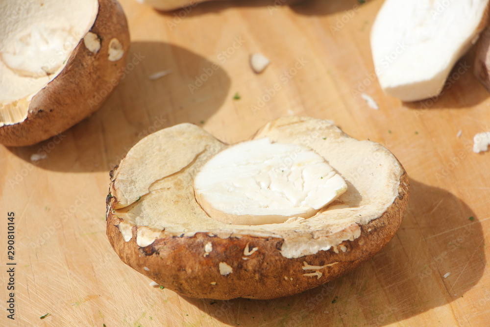 funghi porcini e ovuli per la cucina italiana in autunno Stock Photo ...