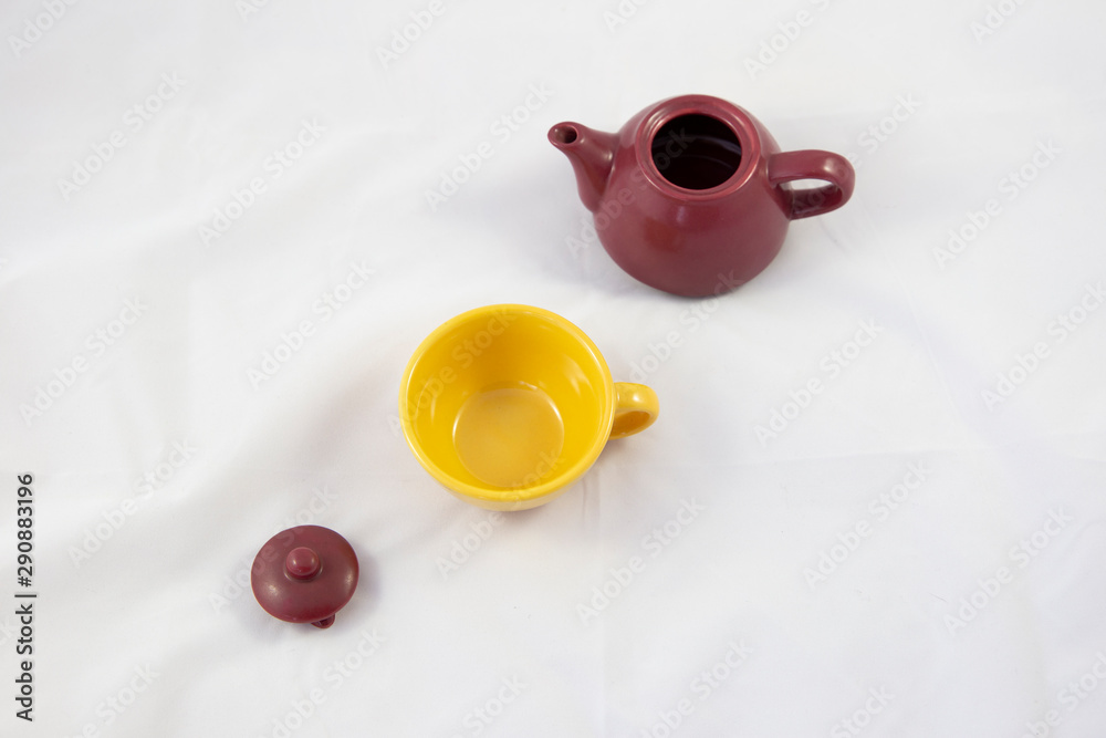 Vista cenital de una tetera de porcelana sobre fondo blanco. La tetera ...