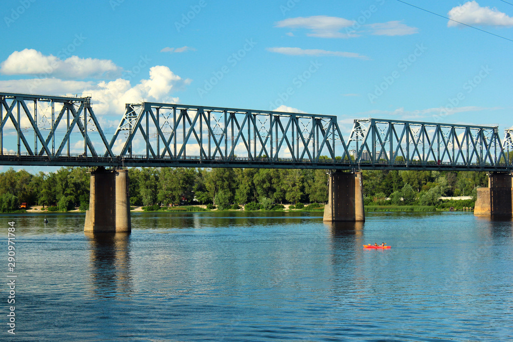 Foto Stock Podilskyi Railroad Bridge over the Dnieper river, built of ...