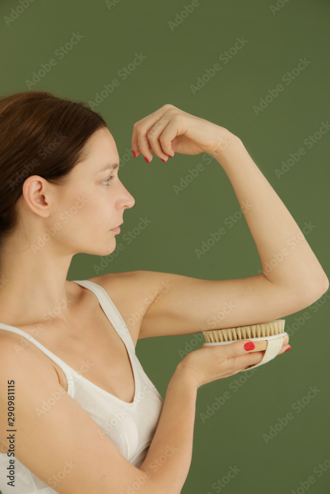 Dry body brush, Woman dry brushing body to reduce cellulite, detoxify ...