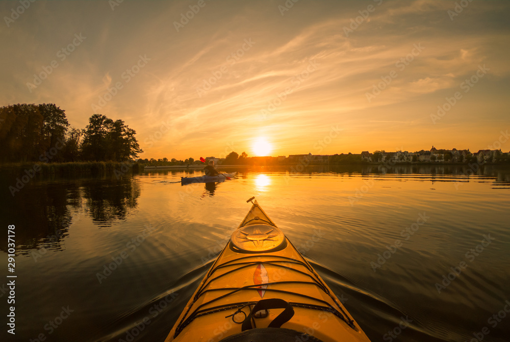 Kajak kanu auf dem See bei Sonnenuntergang Stock Photo | Adobe Stock