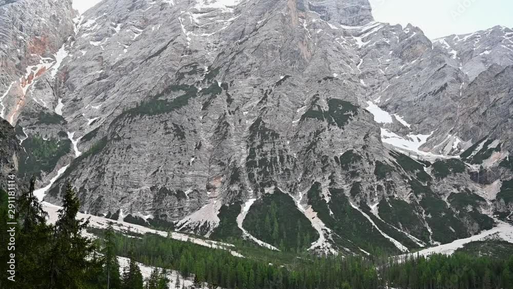 Lago di Braies e Croda del Becco panoramica verticale Stock ビデオ | Adobe ...