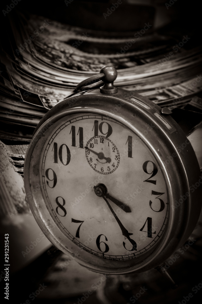 Imagen vintage con reloj y fotografías que señalan la nostalgia del ...