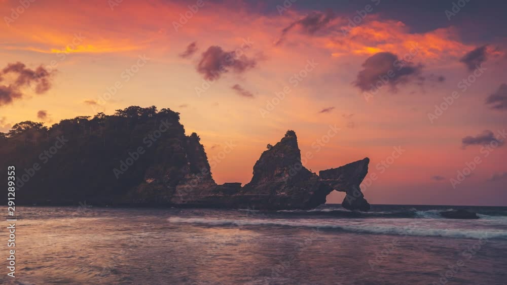 Vidéo Stock pictorial rocky cliffs of Atuh Beach silhouettes at calm ...
