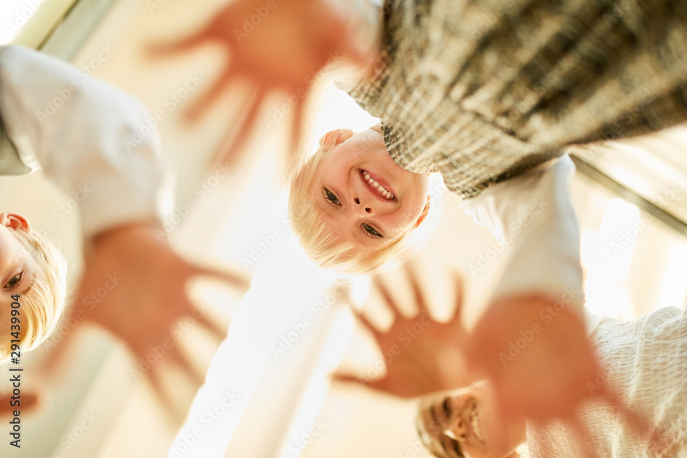 Kinder Hände winken beim Spielen in die Kamera Stock Photo | Adobe Stock