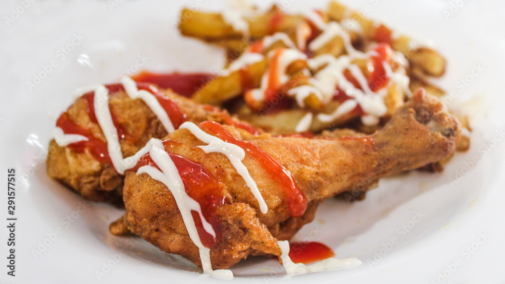 Foto de Chicken Broast With French Fries, Crispy, Juicy and Tender ...