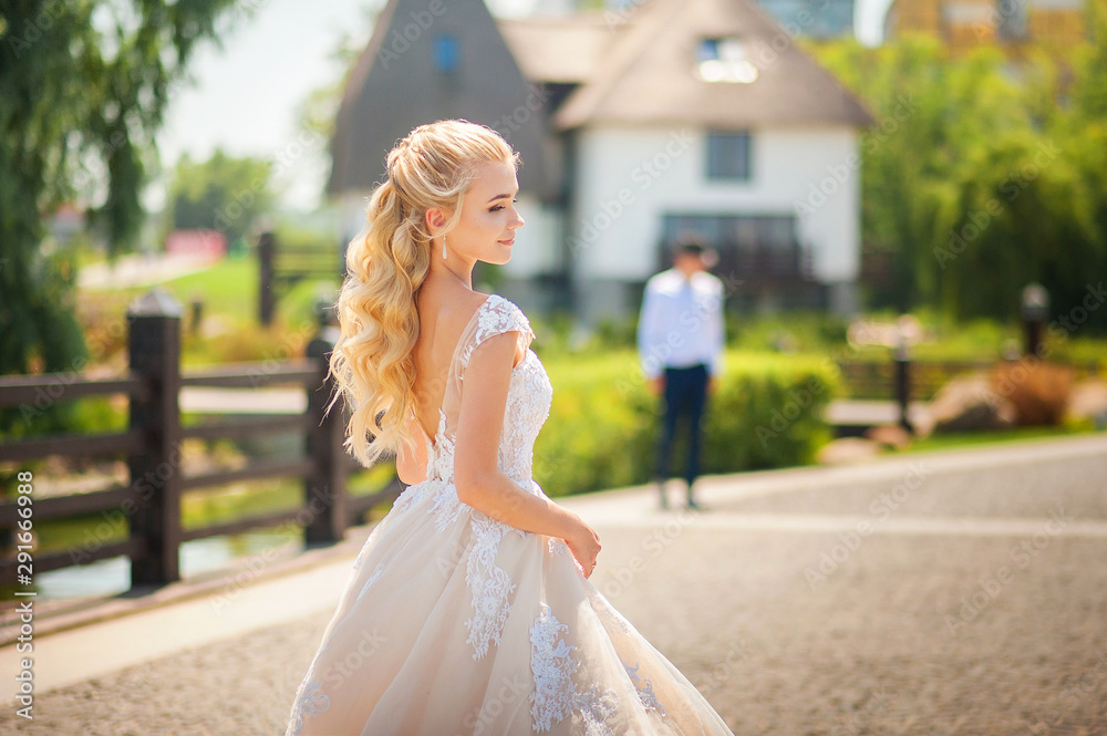 Foto de The bride is waiting for the groom before the meeting. Loving ...
