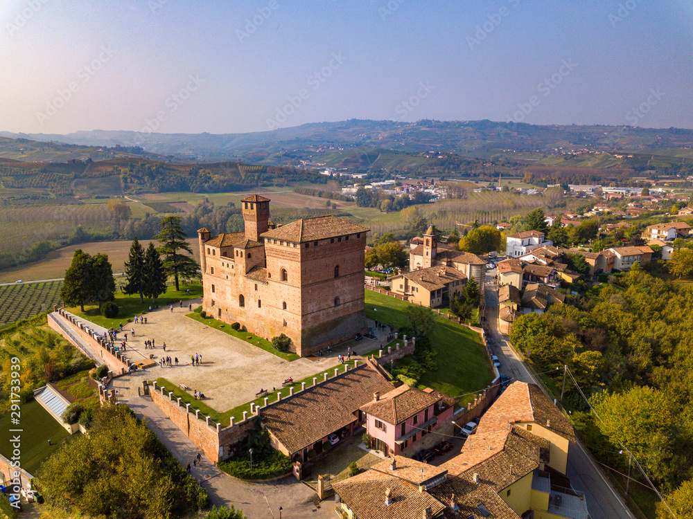 Foto de Vista aerea del castello di Grinzane Cavour, Langhe, Piemonte ...