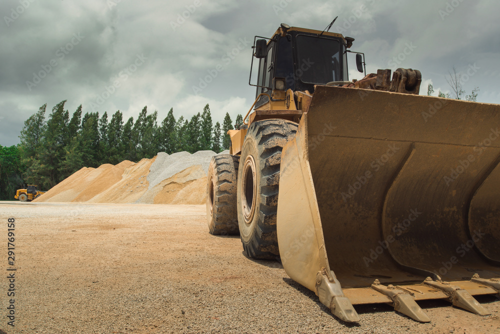 Foto de Excavators and heavy machinery in the works of stone movement ...