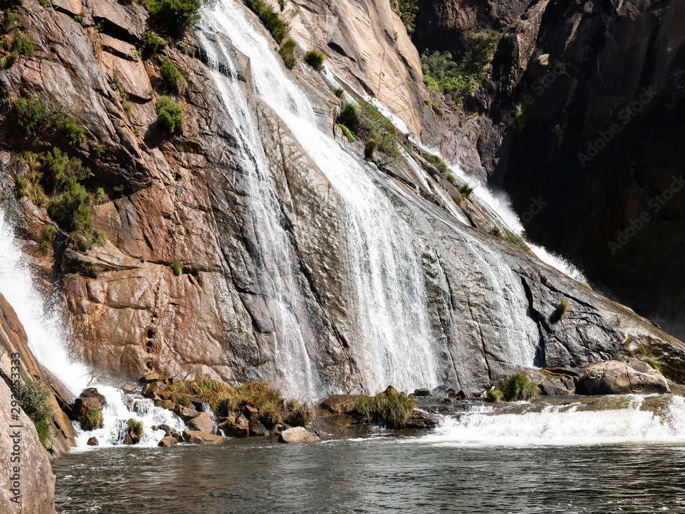 Foto de cascada de agua en las montañas gallegas do Stock | Adobe Stock