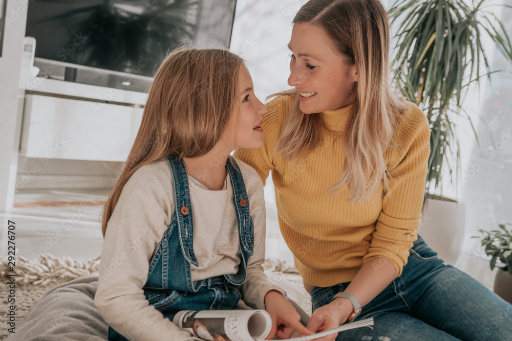 Familie Zuhause Stock Photo | Adobe Stock