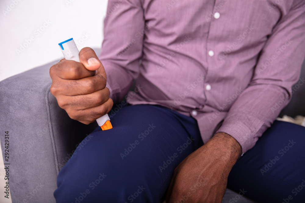 Man Injecting Epinephrine Using Auto-injector Syringe foto de Stock ...