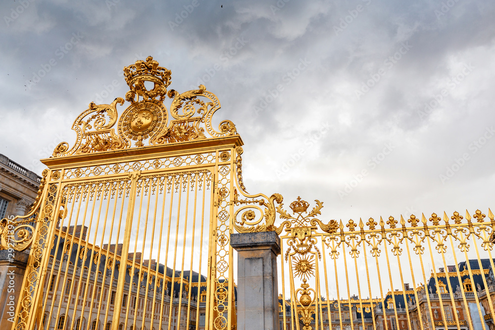 golden gates of the main entrance to the Royal Palace of Versailles ...