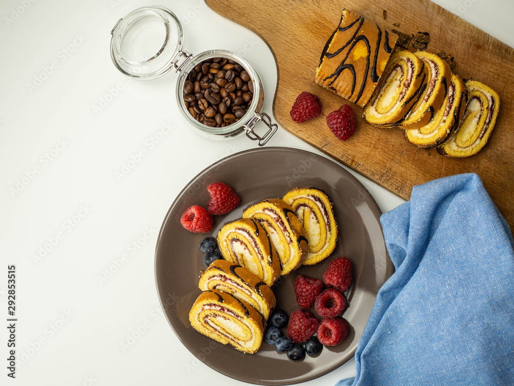 Ciasto rolada z kremem i owocami na białym tle. Widok z góry. Stock ...