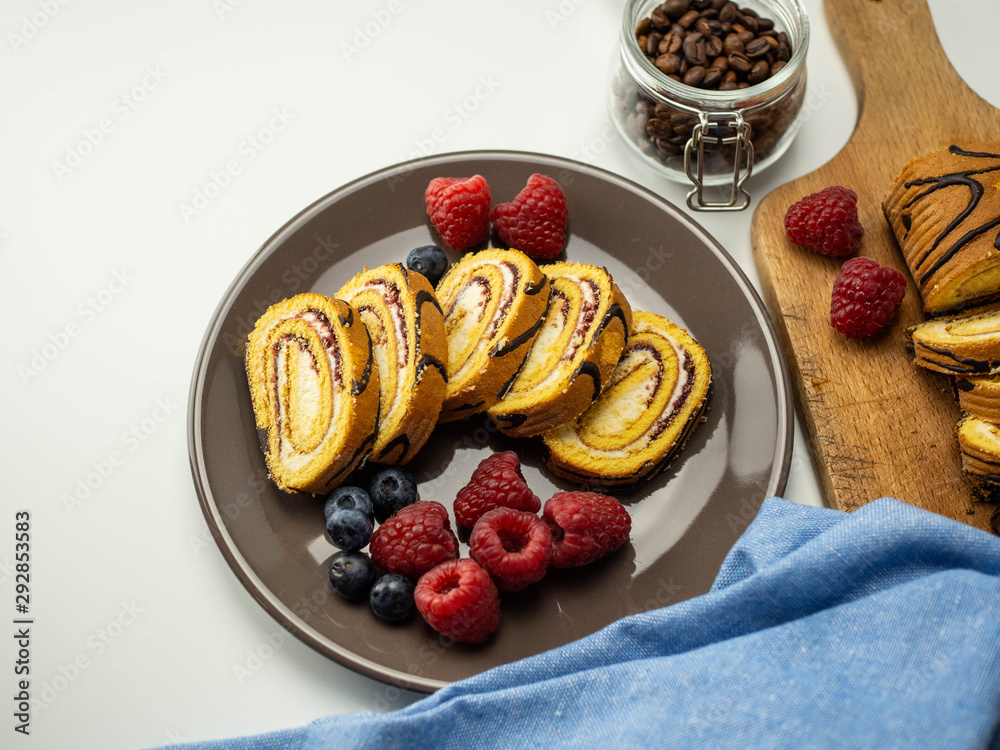 Ciasto rolada z kremem i owocami na białym tle. Widok z góry. Stock ...