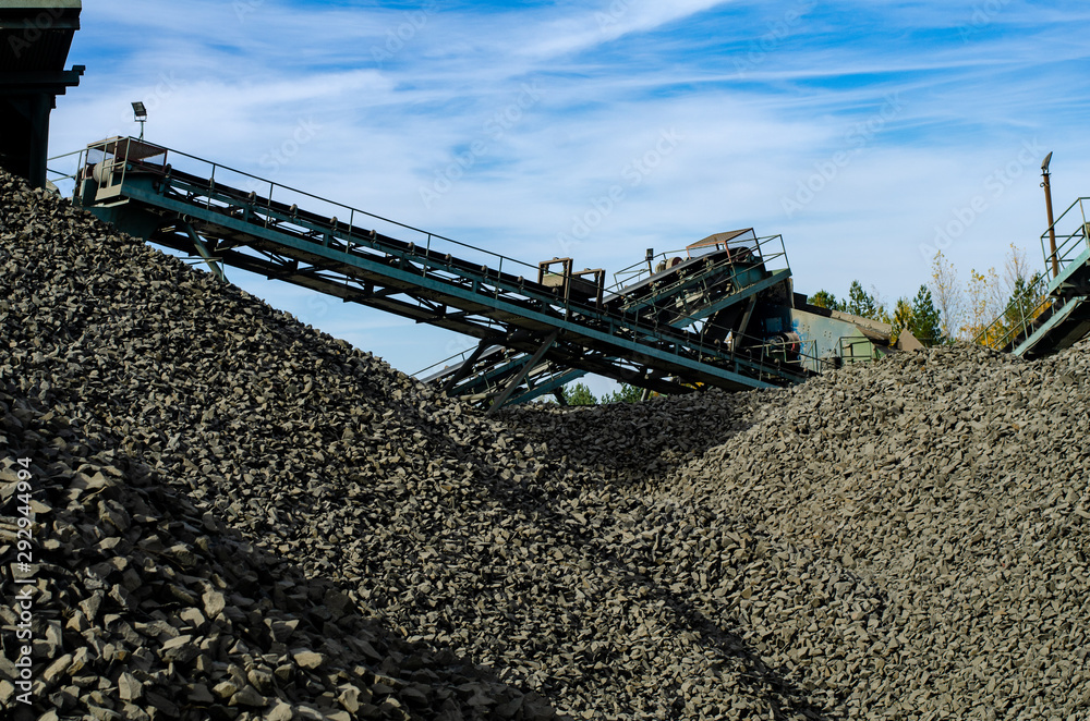 Mobile Stone crusher machine by the construction site or mining quarry ...