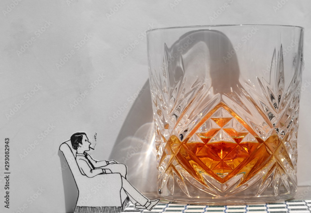 homme alcoolique assis fumant devant un verre de whiskey. Danger de l ...