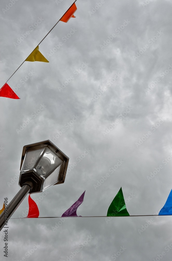 Un lampadaire avec des fanions de couleurs. Une ville décorée pour une ...
