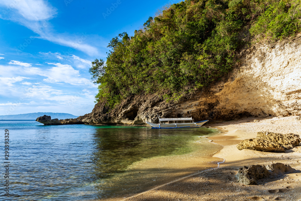 Foto de Banca, the filipino traditional boat, in the cove of Haligi ...