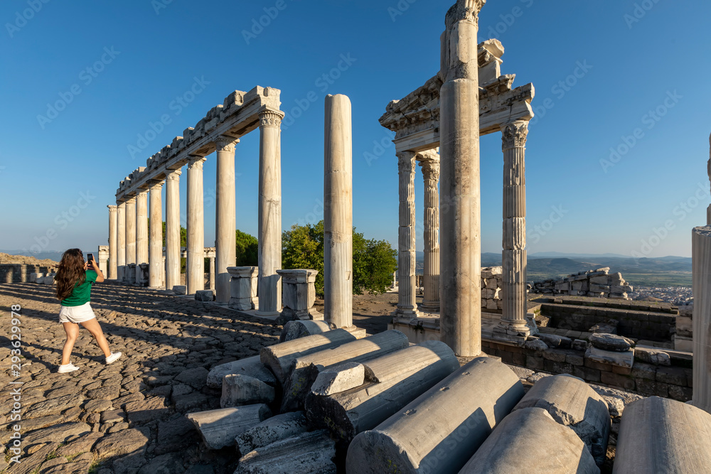 Foto de Ruins and columns of Temple of Trajan at Acropolis of Pergamon ...