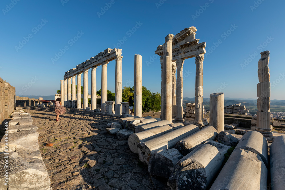 Foto de Ruins and columns of Temple of Trajan at Acropolis of Pergamon ...