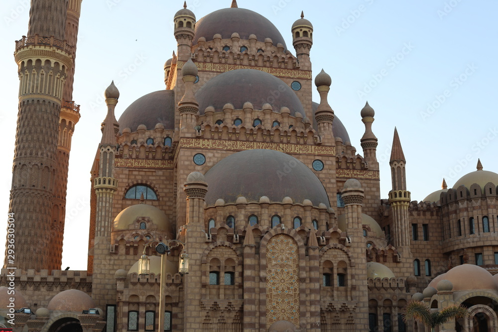 Foto de Mosque Masjid El-Fateh. Colorful Mosque Masjid alsahaba Sharm ...