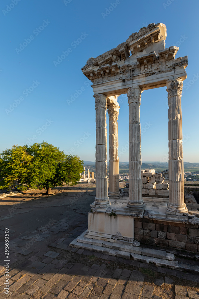 Foto de Ruins and columns of Temple of Trajan at Acropolis of Pergamon ...