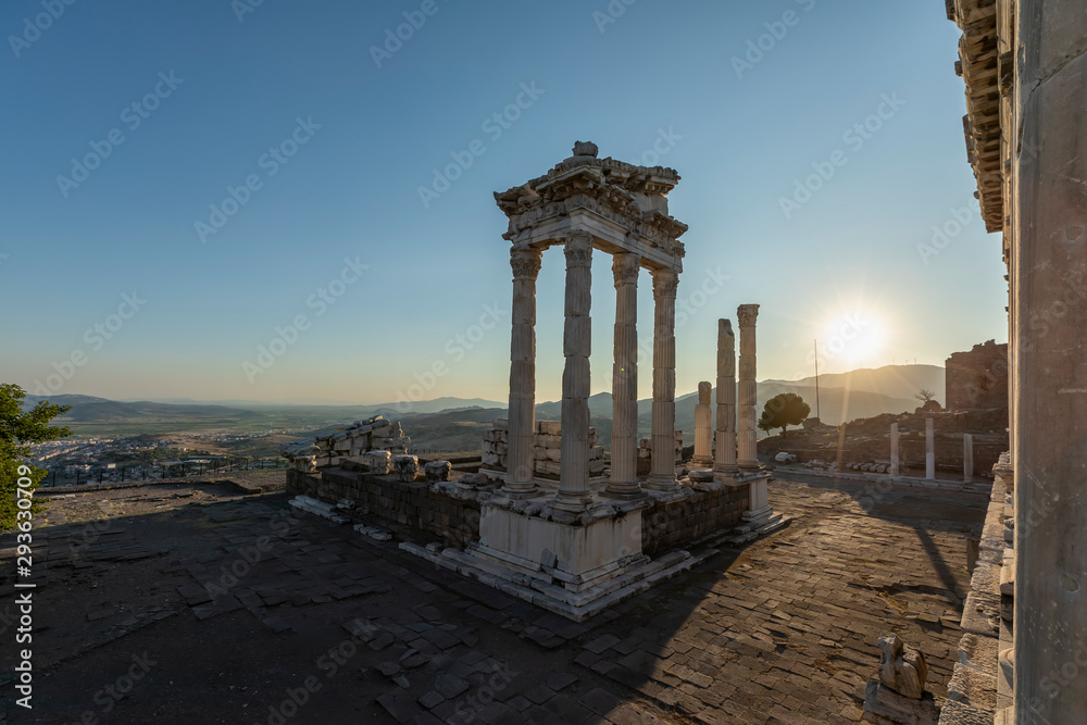 Foto de Ruins and columns of Temple of Trajan at Acropolis of Pergamon ...