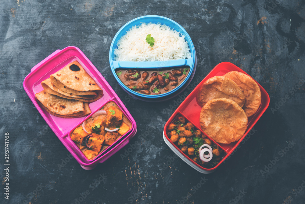 Foto de Group of North Indian Food in Tiffin / Lunch Box includes Rajma ...