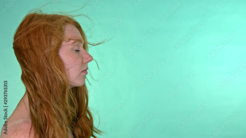 Profile of red-haired young girl, hair blowing. Green Screen. vídeo de ...