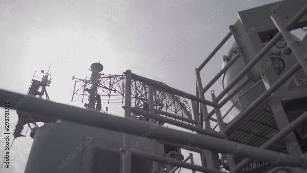 Vidéo Stock Warship radar antenna system spinning during routine ops ...