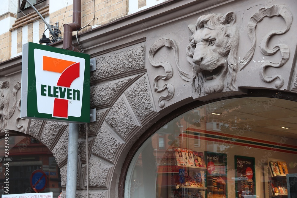 Foto de GOTHENBURG, SWEDEN - AUGUST 26, 2018: 7-Eleven convenience ...