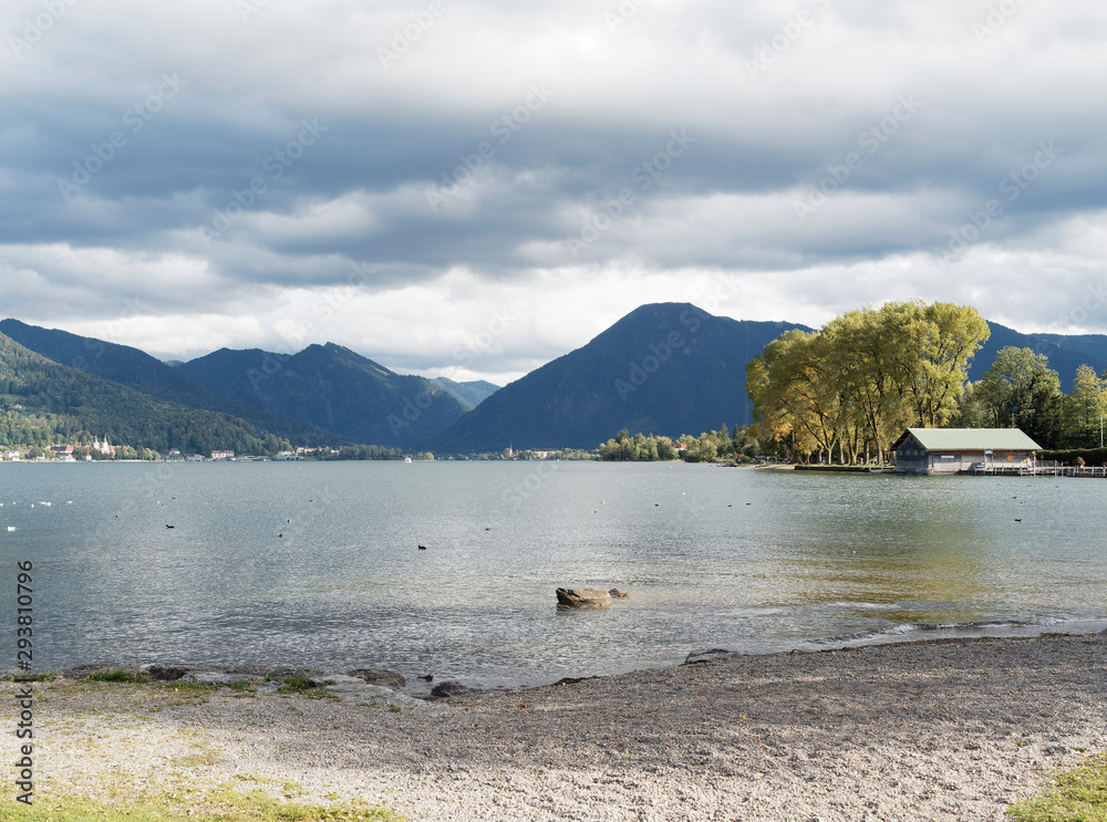 Paysage de lac bavarois. Vue sur le Wallberg et Rottach-Egern depuis les bords du lac de ...