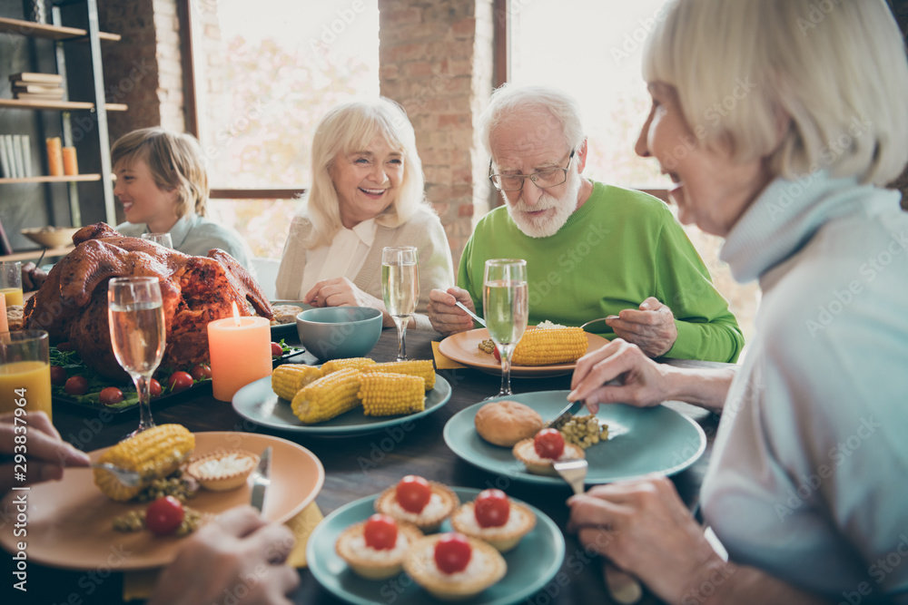 Portrait of nice lovely cheerful cheery friendly big full family eating ...